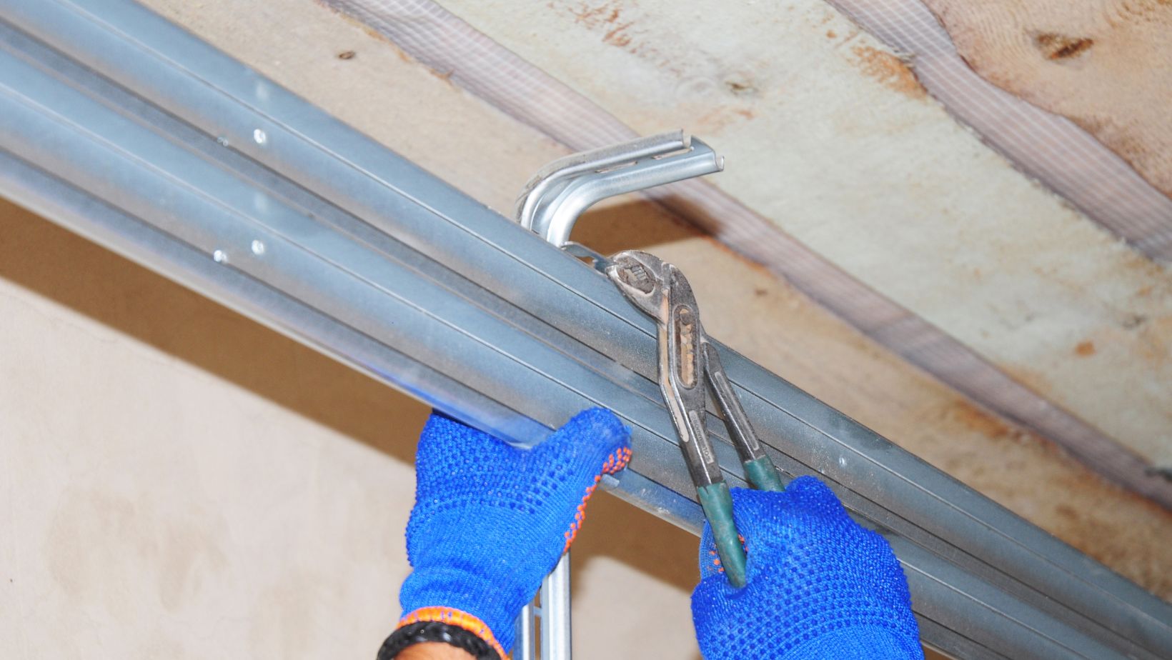 What Emergency Services Should You Expect from Garage Door Companies?